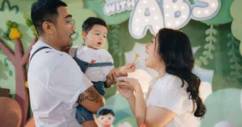 6 Fakta Orangtua Abe Cekut, Papanya CEO PT Indo Jaya Translog | Popmama.com